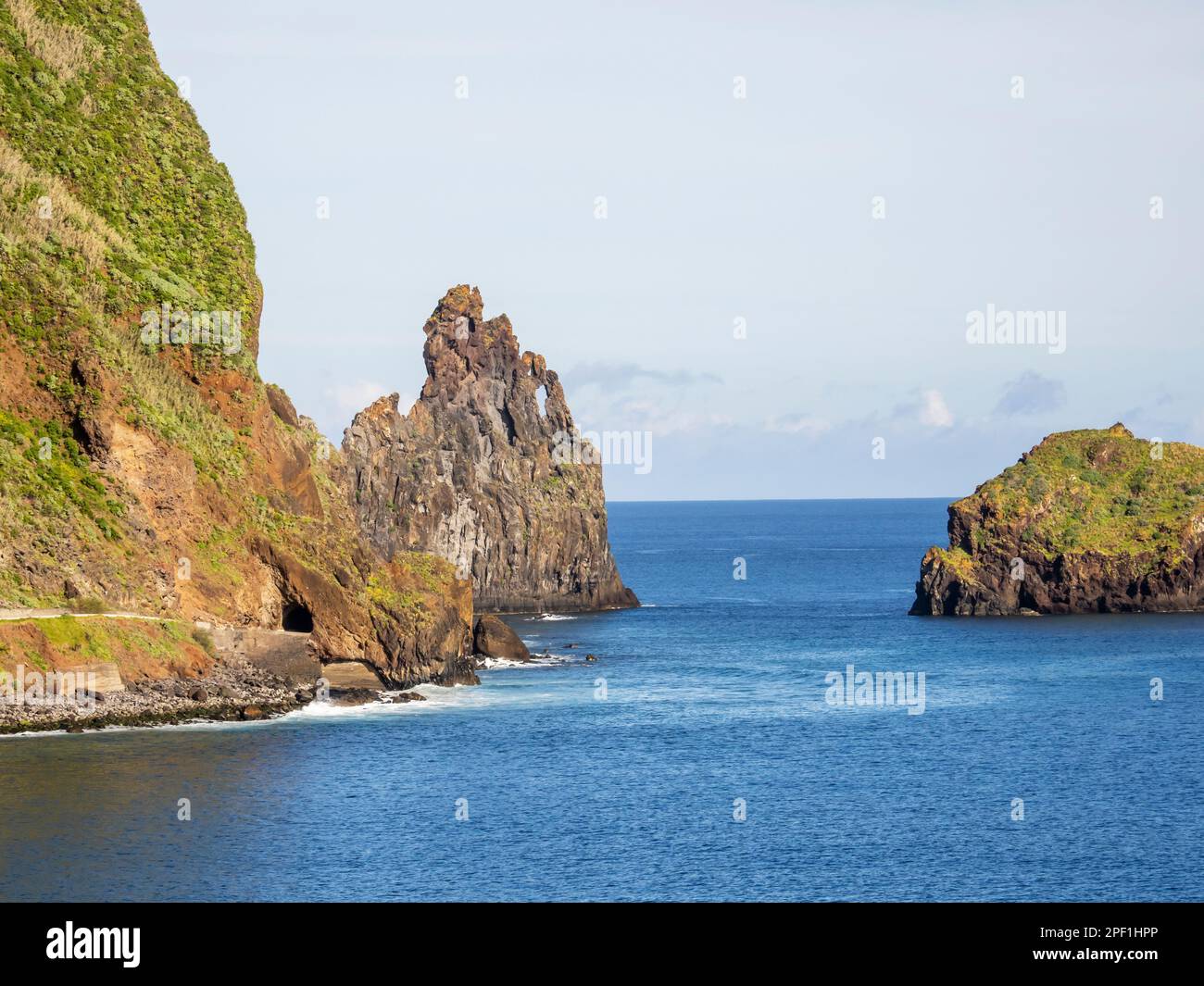 Sea stack formations hi-res stock photography and images - Alamy