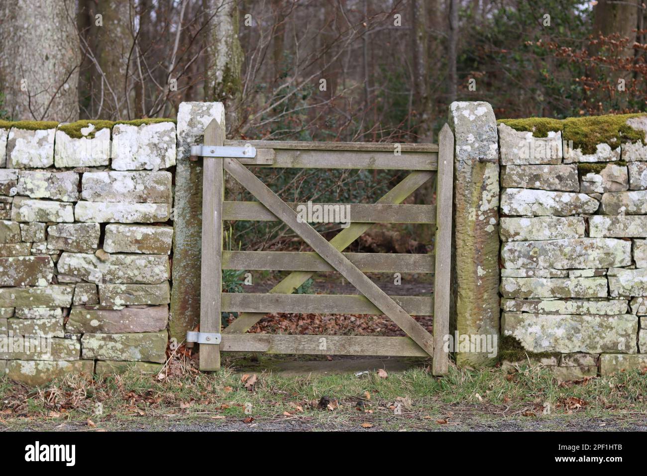 Garden gate stone wall hi-res stock photography and images - Alamy