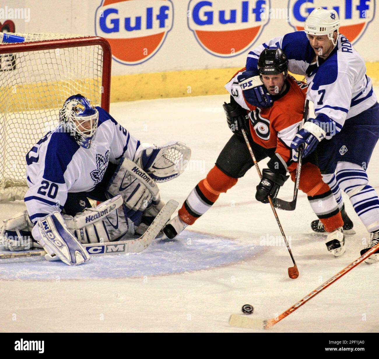 Toronto Maple Leafs' Gary Roberts (7) ties up Philadelphia Flyers ...