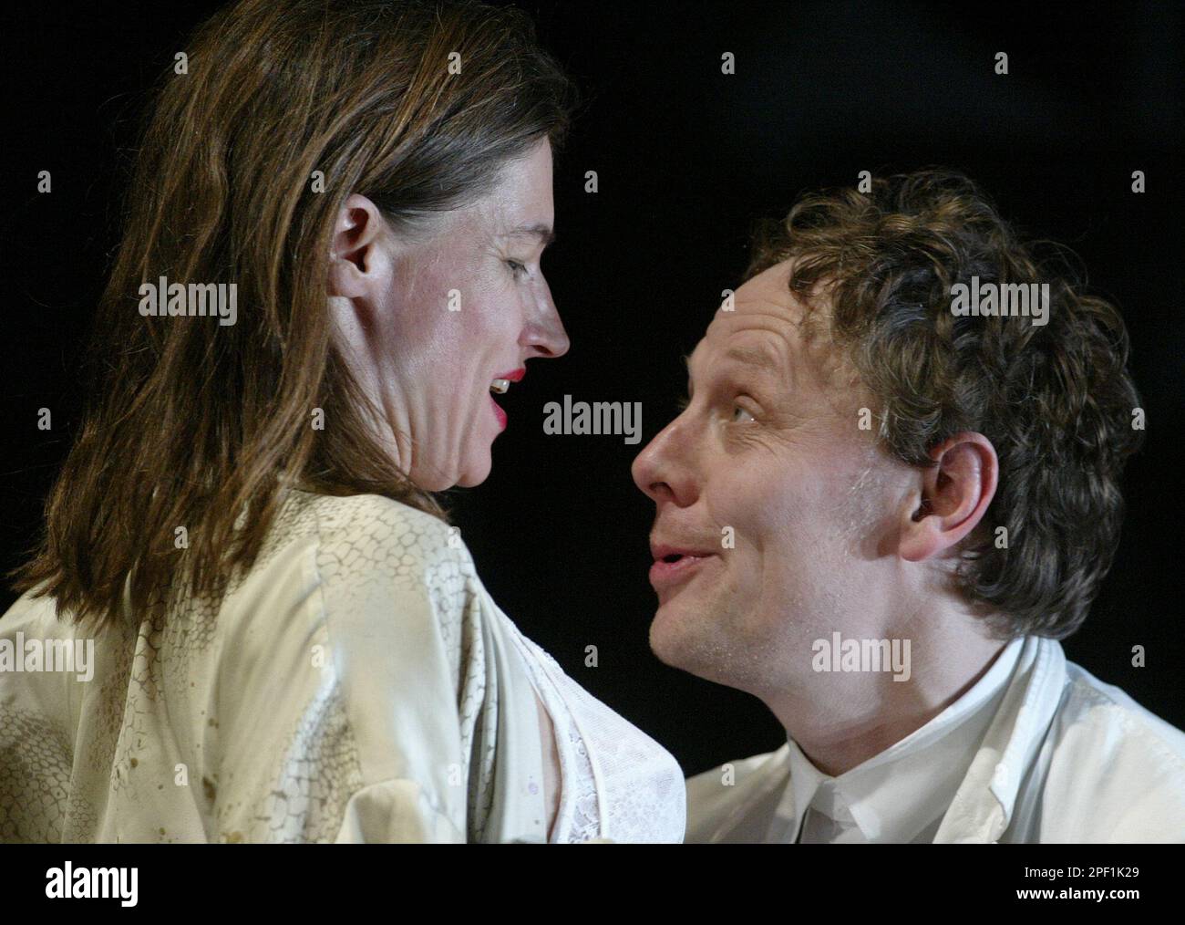 Die Schauspielerin Anne Tismer als "Lulu", links, und Thomas Badig als Maler "Eduard Schwarz ...