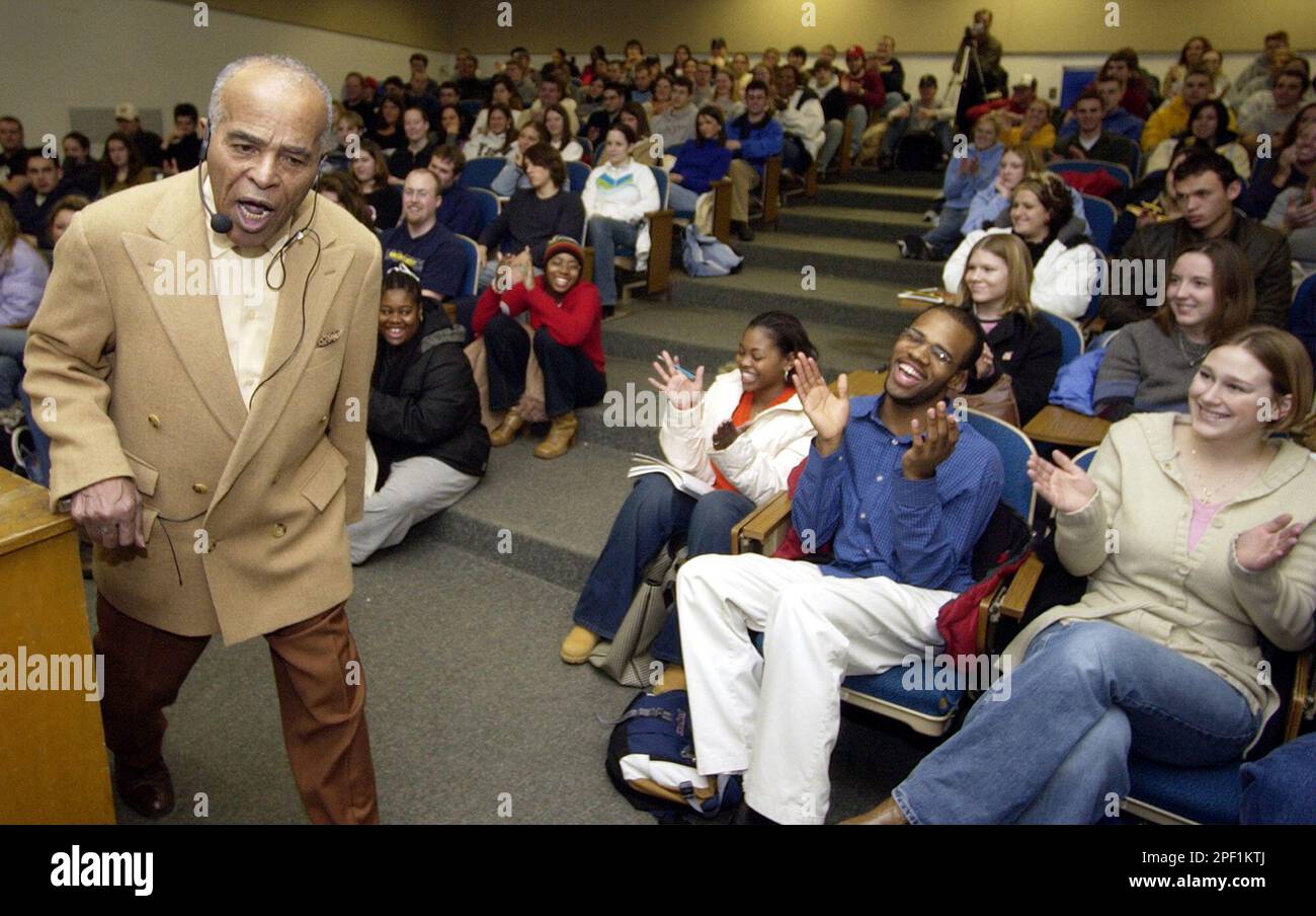 Jazz singer Jon Hendricks, left, gets an ovation as he sings for his ...