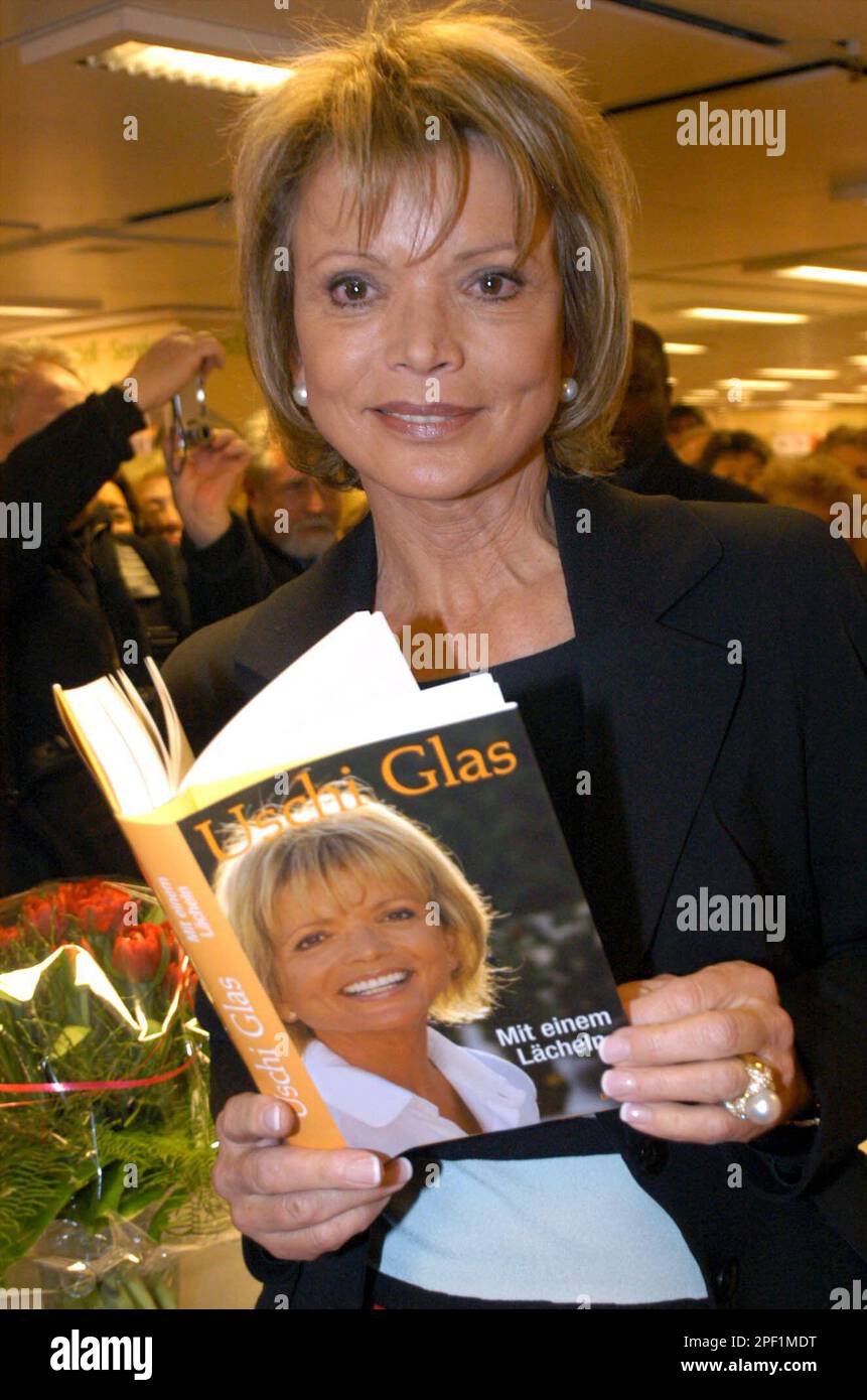 Die Schauspielerin Uschi Glas posiert am Montag, 15. Maerz 2004, in einem Frankfurter Kaufhaus ...
