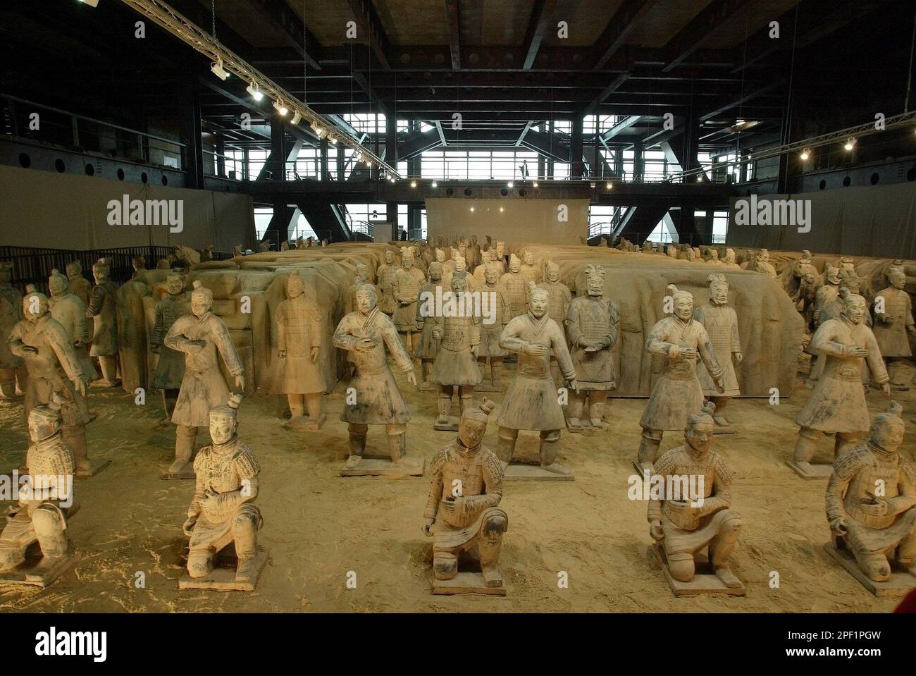 Die originalgetreuen Nachbildungen der legendaeren Terrakotta-Armee des 1. Kaisers von China ...