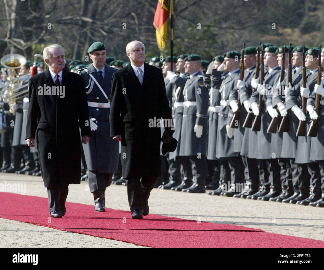 Bundespraesident Johannes Rau, links, und sein oesterreichischer Amtskollege Thomas Klestil ...
