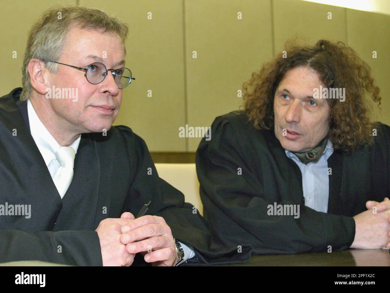 Die Verteidiger Gerhard Strate, links, und Josef Graessle-Muenscher ...