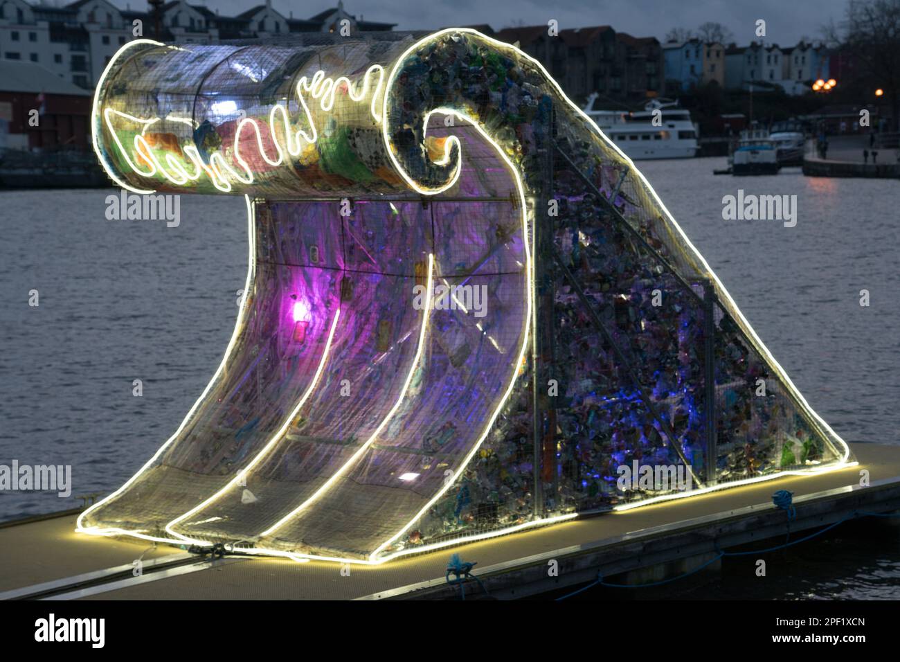 Tsunami of rubbish hi-res stock photography and images - Alamy