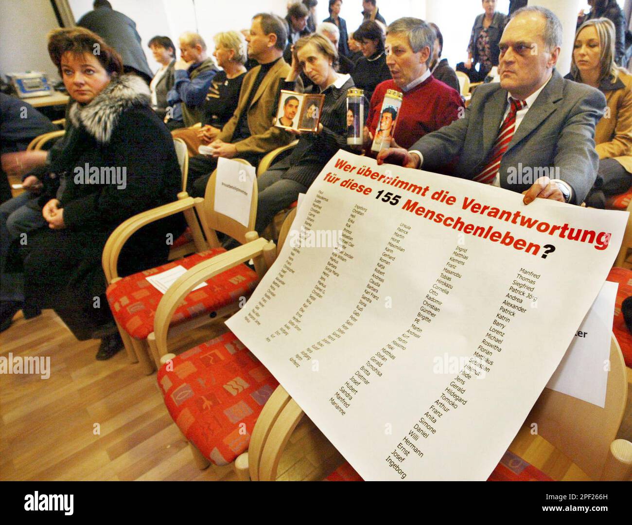 Relatives of victims of the Nov. 2000 cable car disaster at Kaprun ...