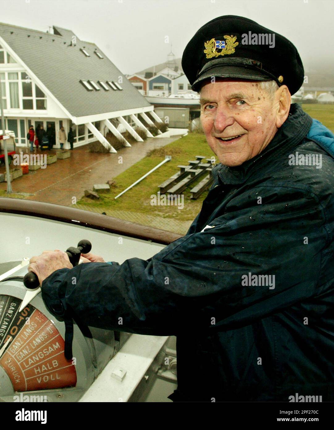 Kapitaen und Reeder Cassen Eils steuert die Personenfaehre "Funny Girl" am 8. Februar 2004 aus ...