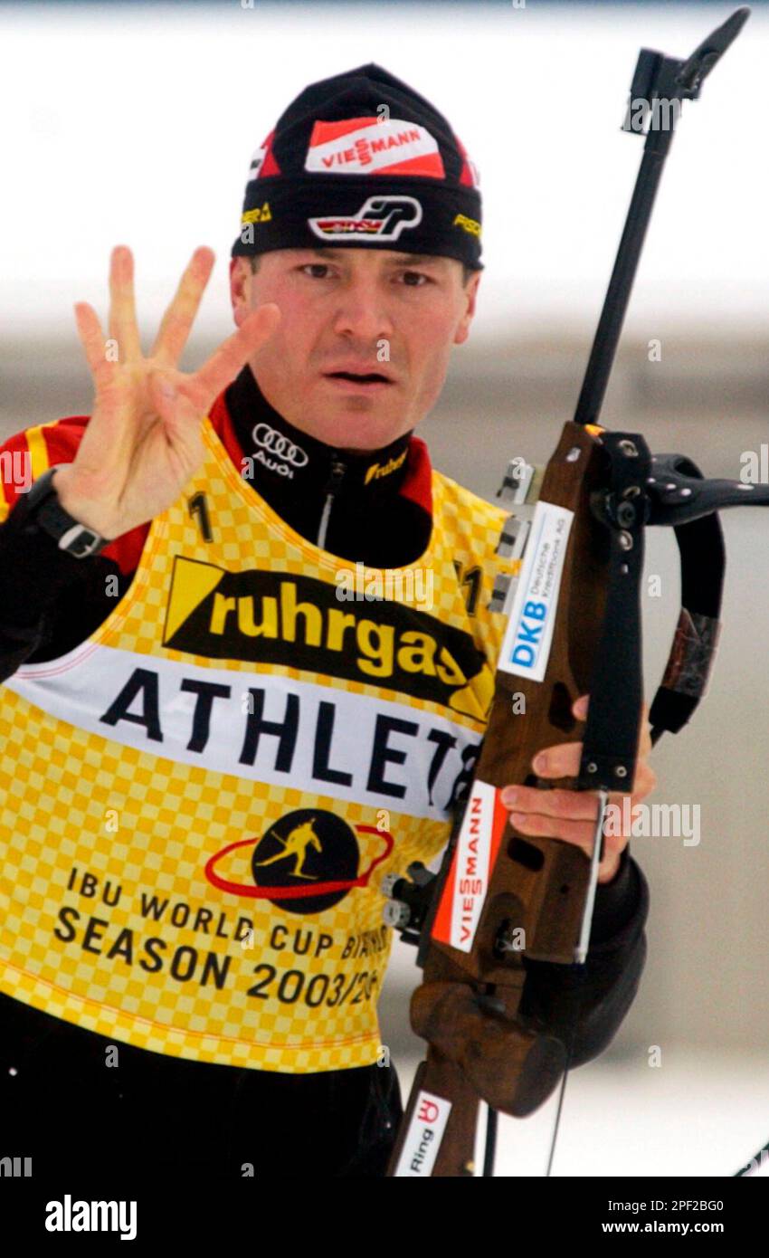 Sven Fischer, Deutschland, am Schiessstand waehrend des Trainings der ...