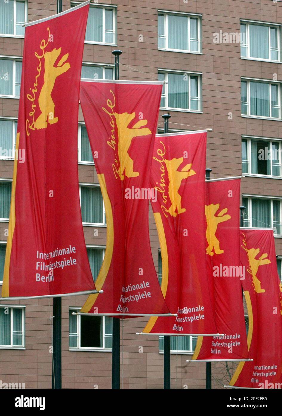 Fahnen mit dem Logo der Internationalen Filmfestspiele Berlin, der Berlinale, wehen am Potsdamer ...