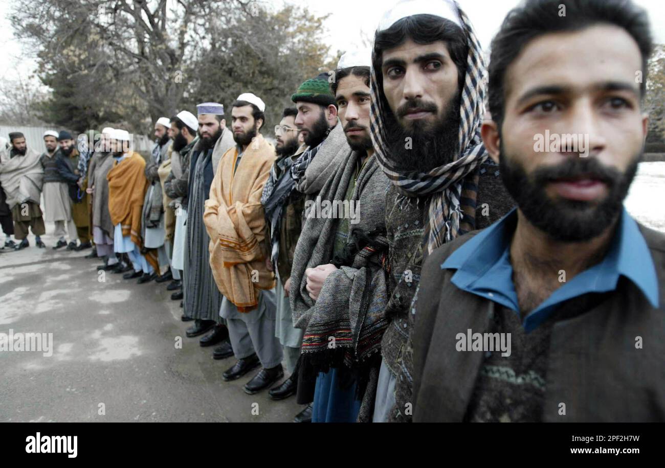 Pakistani prisoners wait in line to be released in Kabul, Afghanistan ...