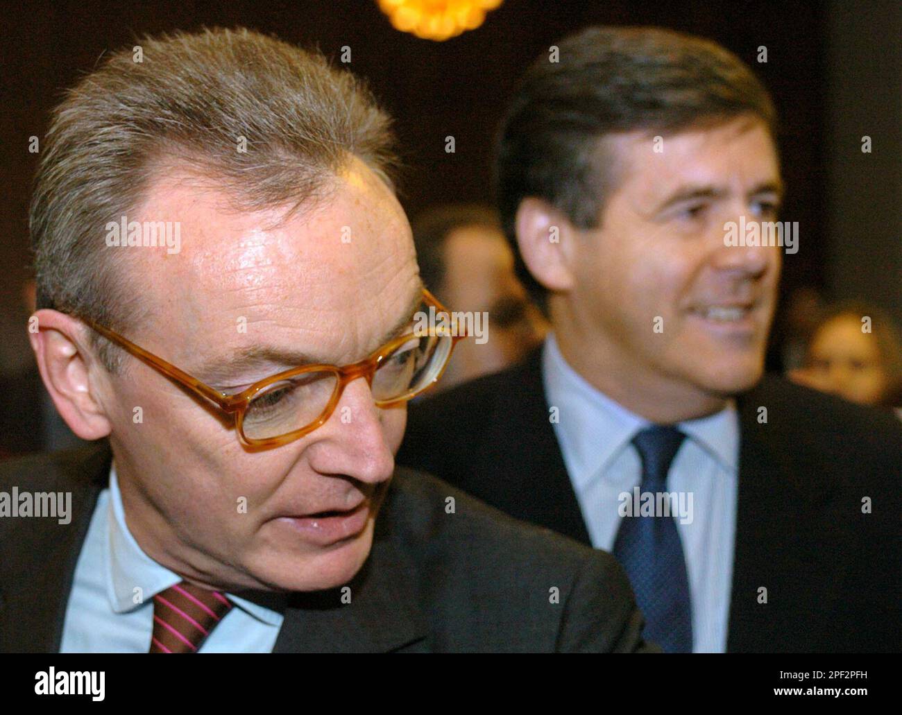 Der Vorstandsvorsitzende der Deutschen Bank AG, Josef Ackermann, rechts ...