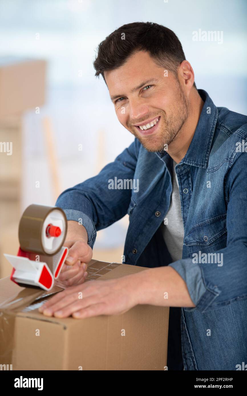 Mover guy packing box hi-res stock photography and images - Alamy