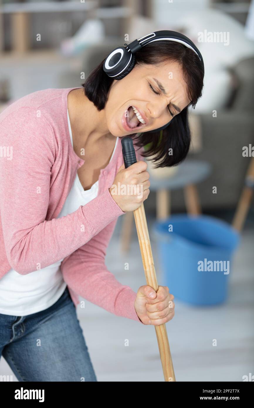 Woman cleaning kitchen home dancing hi-res stock photography and images ...