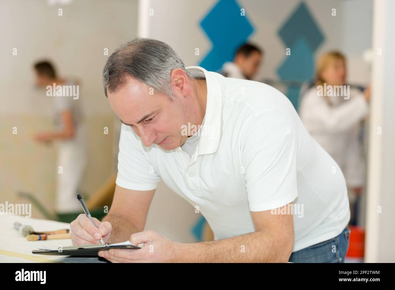 portrait of a mature worker counting Stock Photo - Alamy