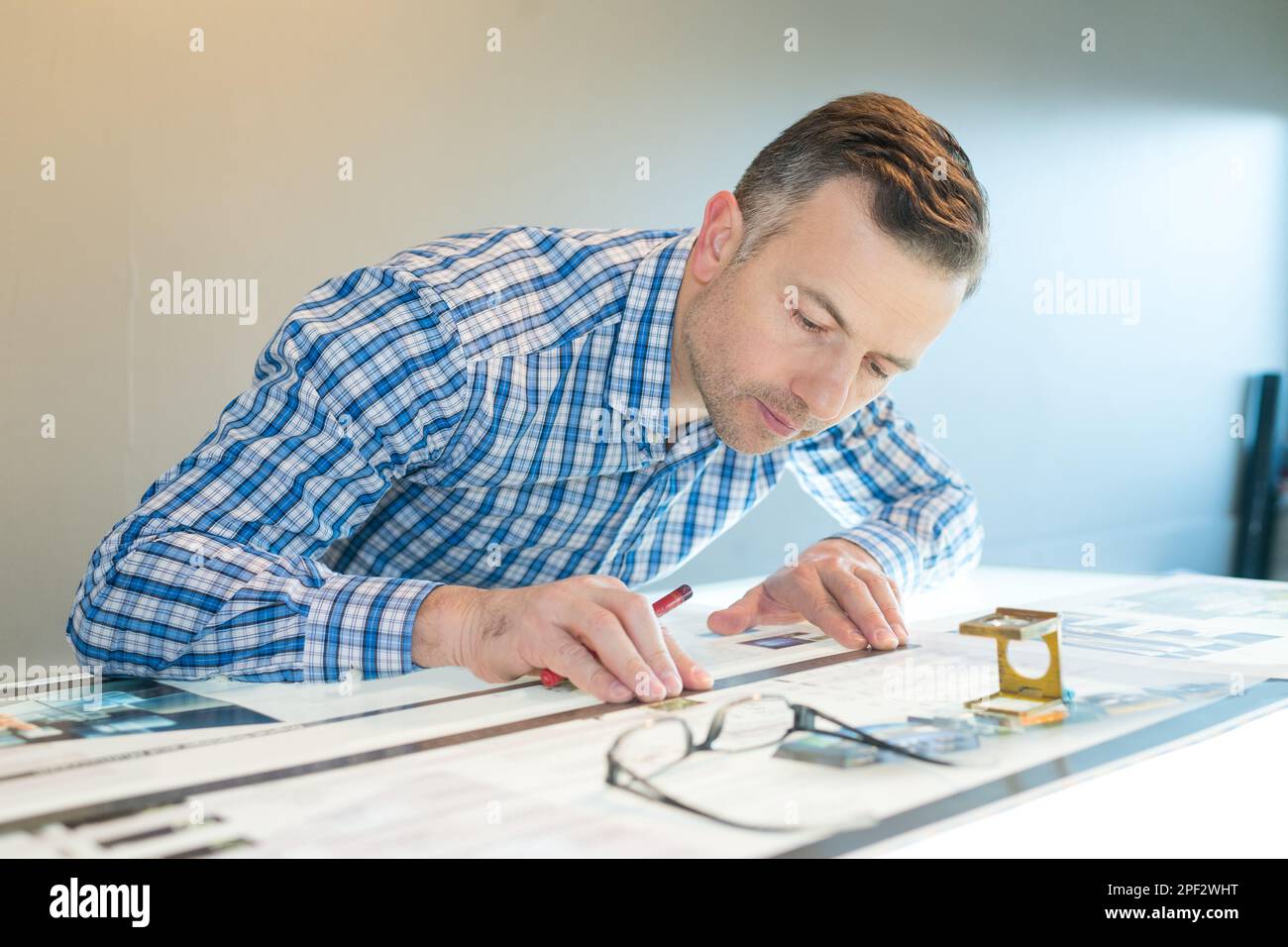 printing press worker at work Stock Photo - Alamy