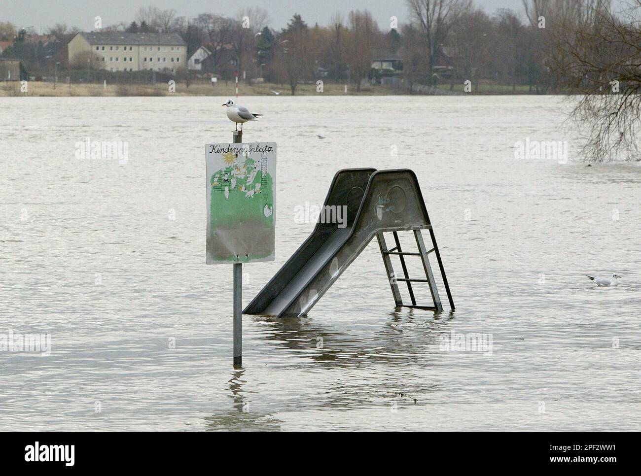 Ein Spielplatz ist am Donnerstag, 15. Jan. 2004, am Rheinufer in Koeln ...