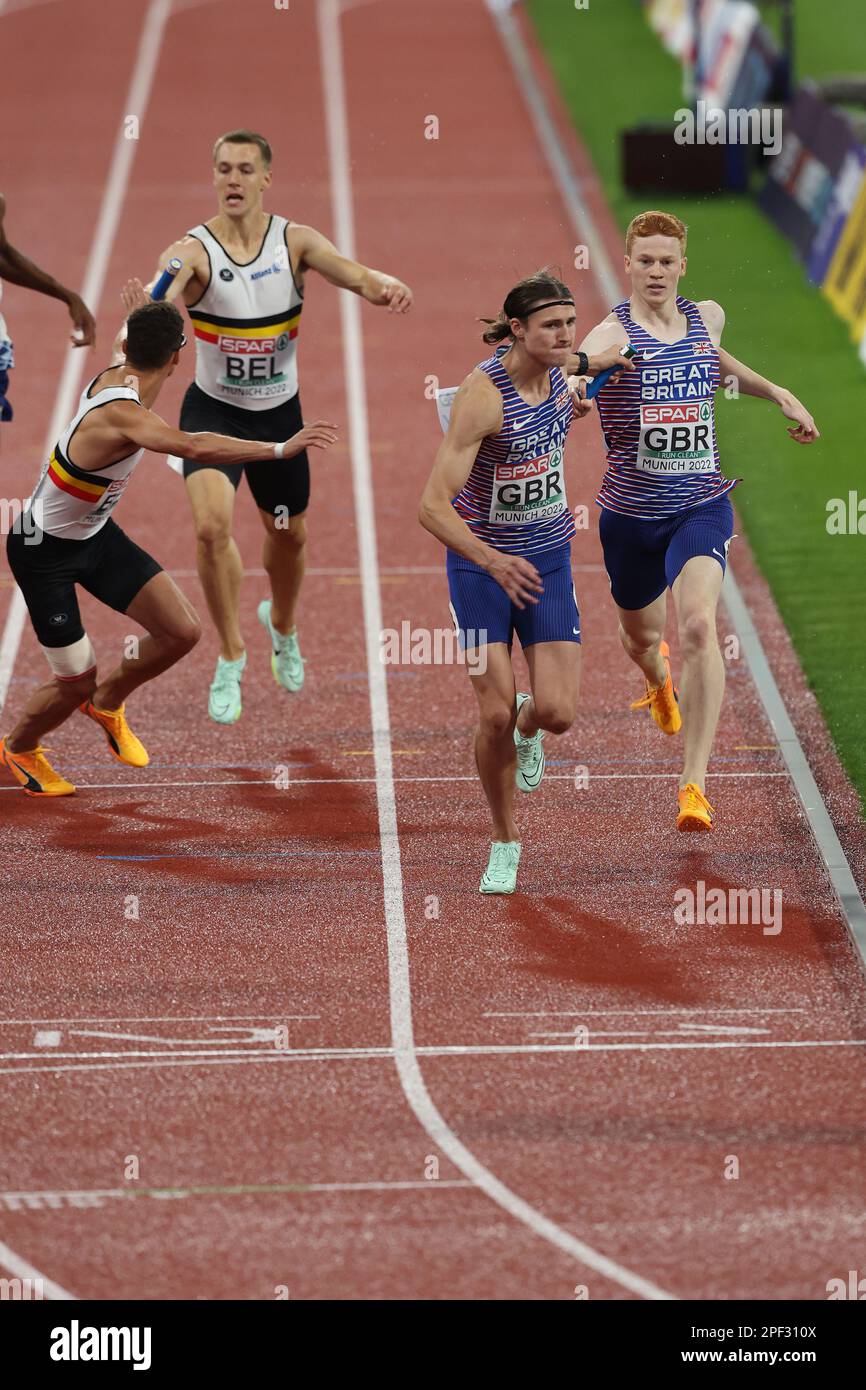 Charles DOBSON handing the baton to Lewis DAVEY in the 4 * 400m Relay ...