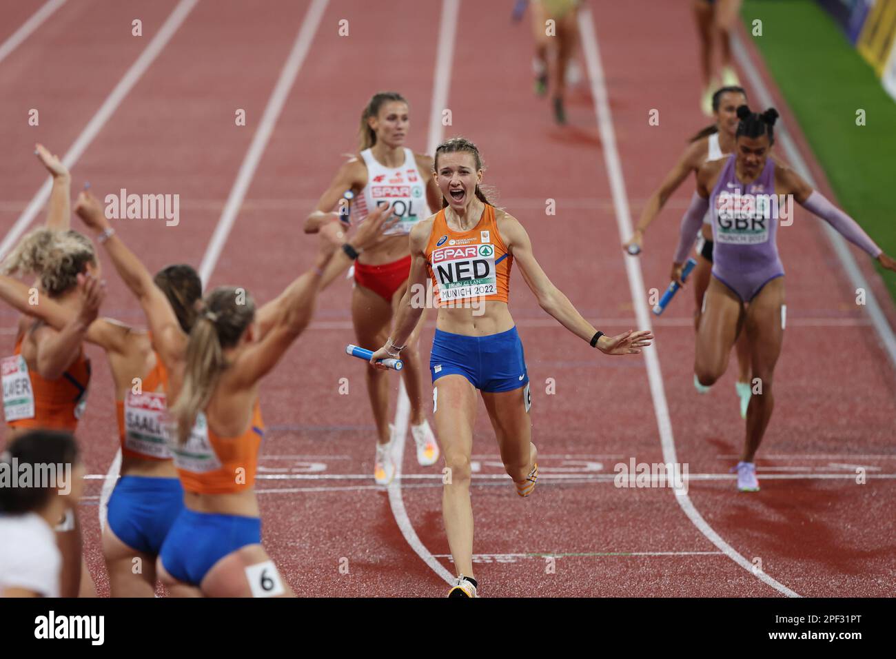 Femke BOL celebrating at the line in the 4 * 400m Relay with the rest ...