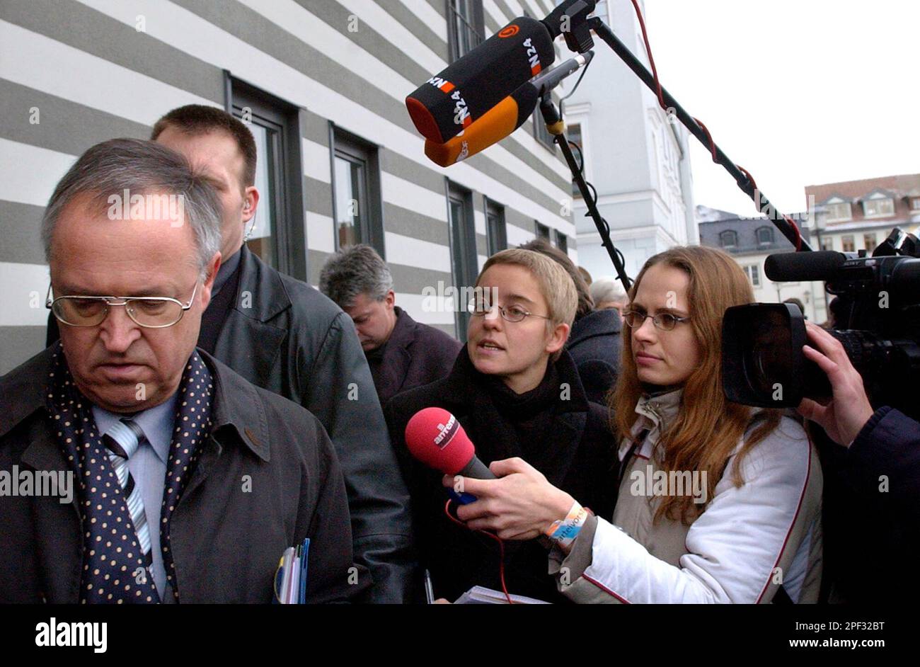 Bundesfinanzminister Hans Eichel, links, am Dienstag den 6. Januar 2004 ...