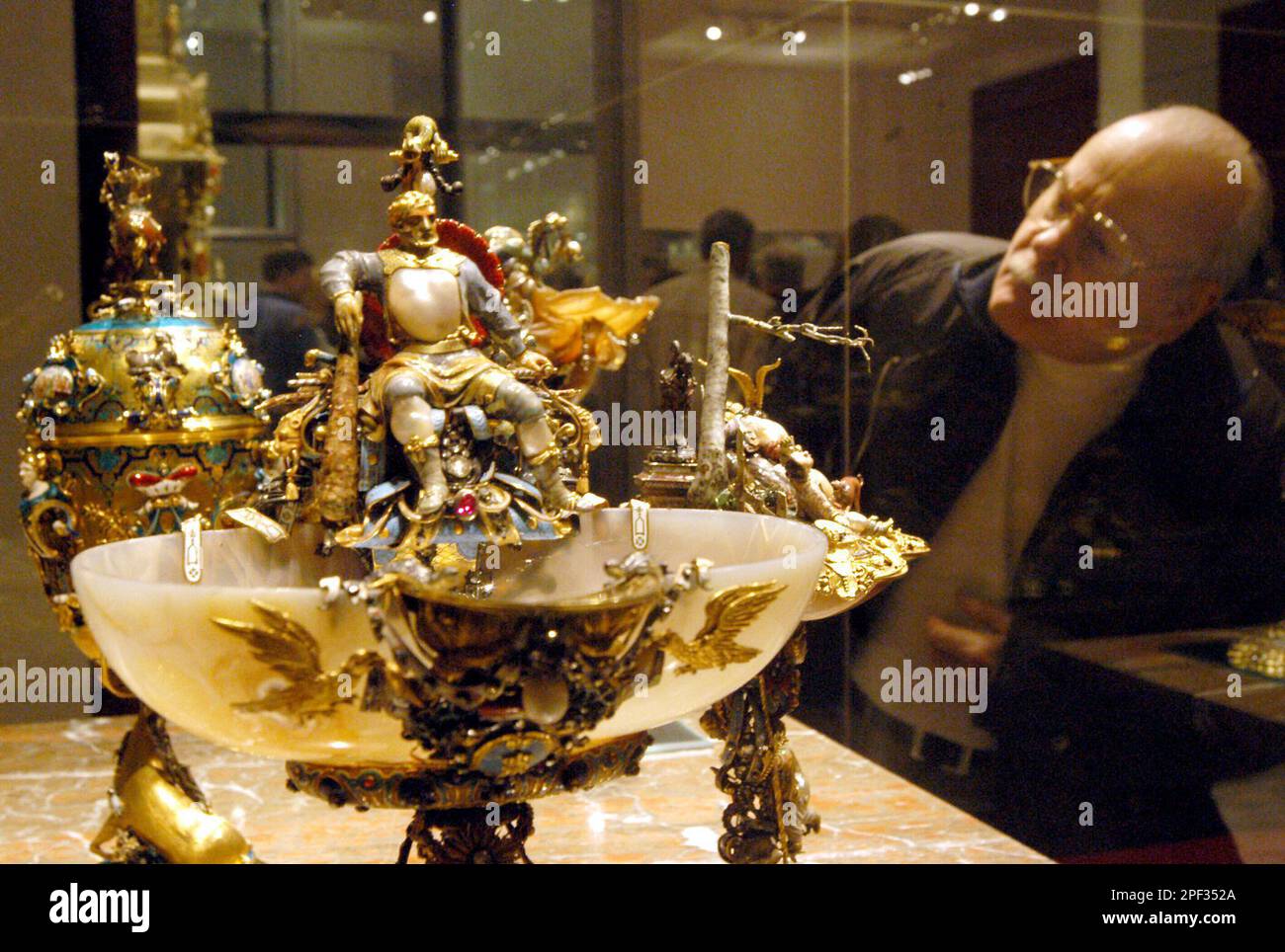 Ein Besucher betrachtet mit Smaragden, Rubinen und Gold besetzte ...