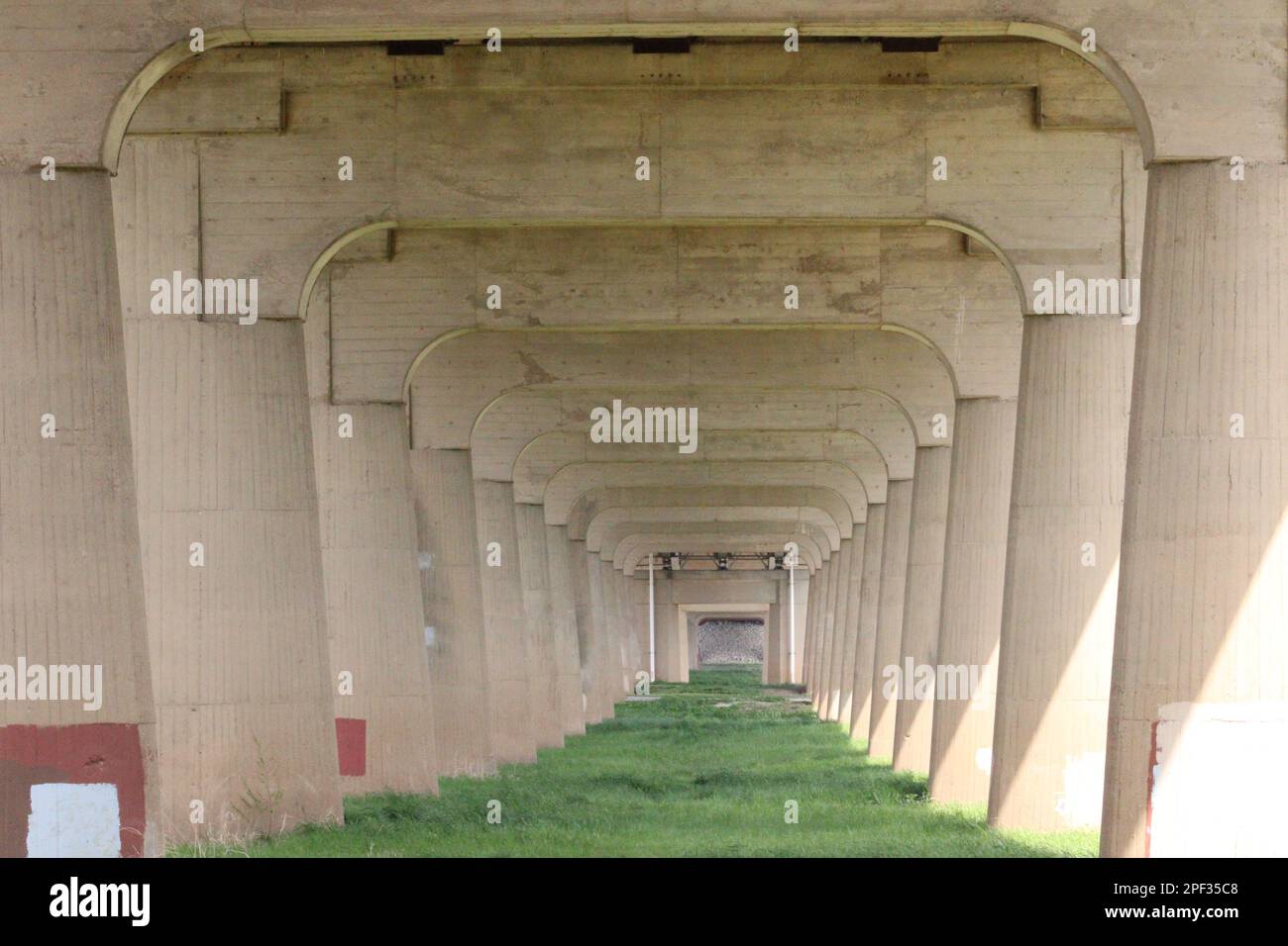 Bridge pillars architecture hi-res stock photography and images - Alamy