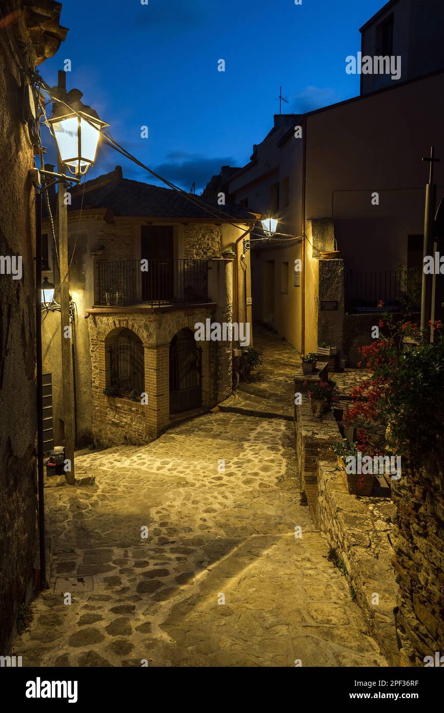 Passaggio in pietra hi-res stock photography and images - Alamy