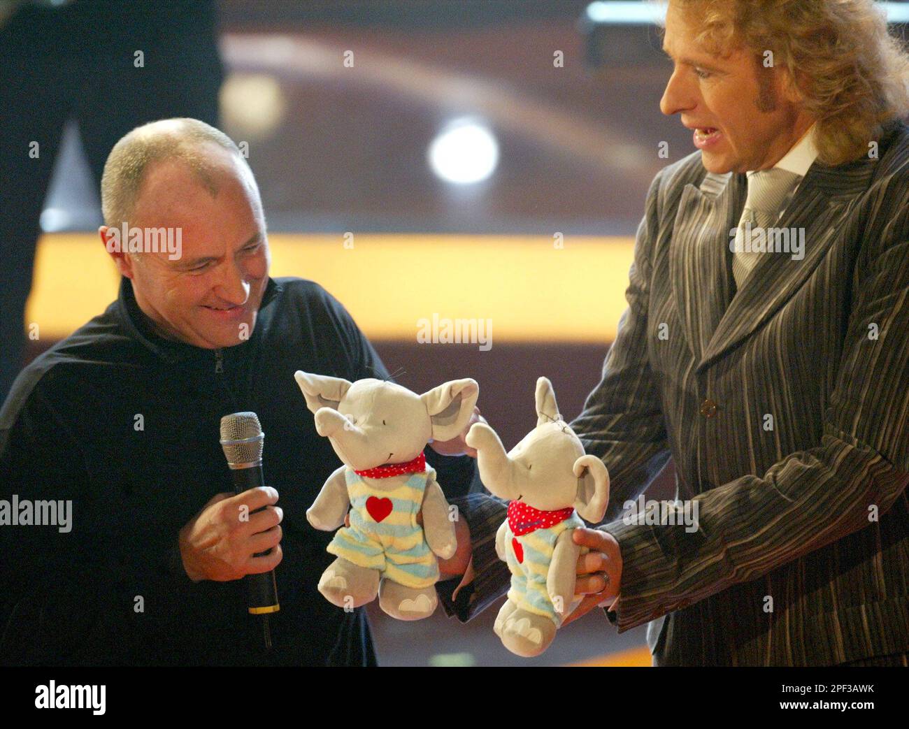 Moderator Thomas Gottschalk, rechts, ueberreicht am Samstag, 13. Dez ...