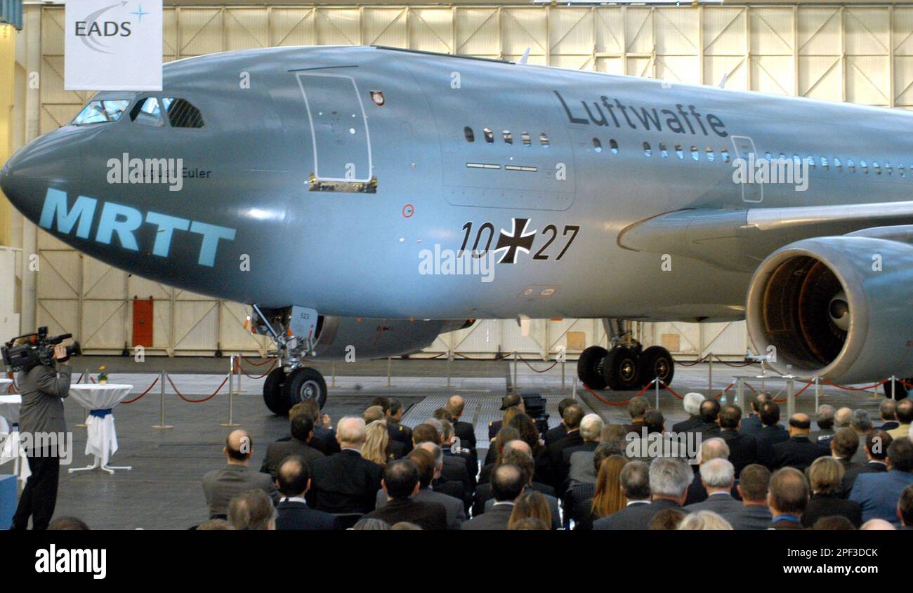 An Airbus A-310 MRTT converted into an in-flight refuelling plane ...