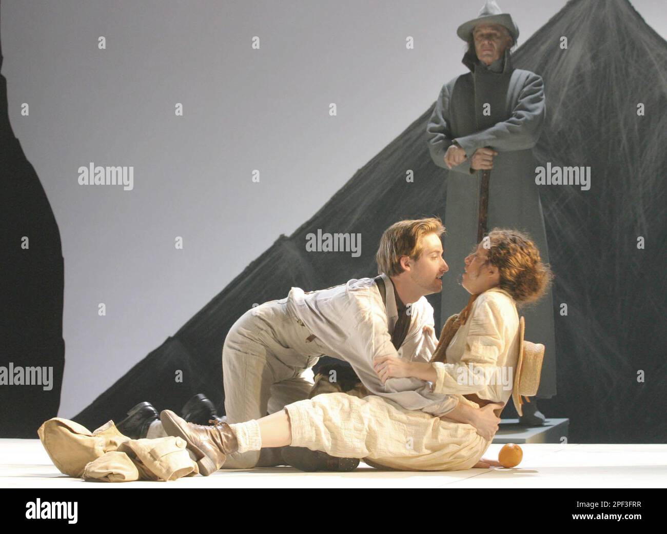 Erich Schleyer in der Rolle des Alpenkoenigs Astragalus, hinten, Markus ...