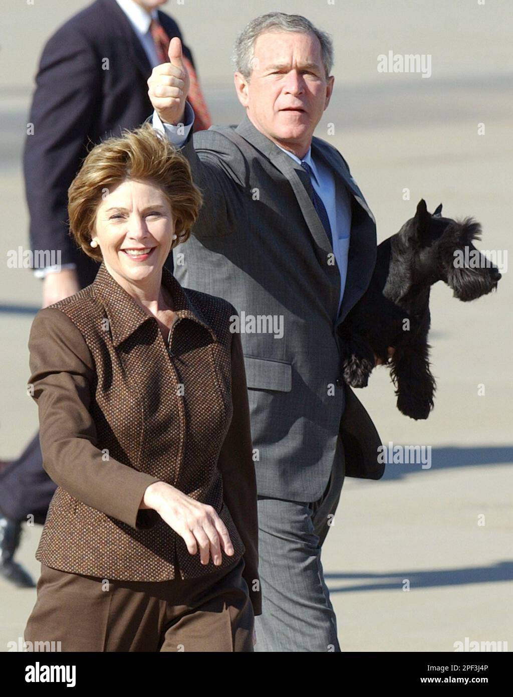 President Bush, along with wife Laura and dog Barney, gives thumbs-up ...