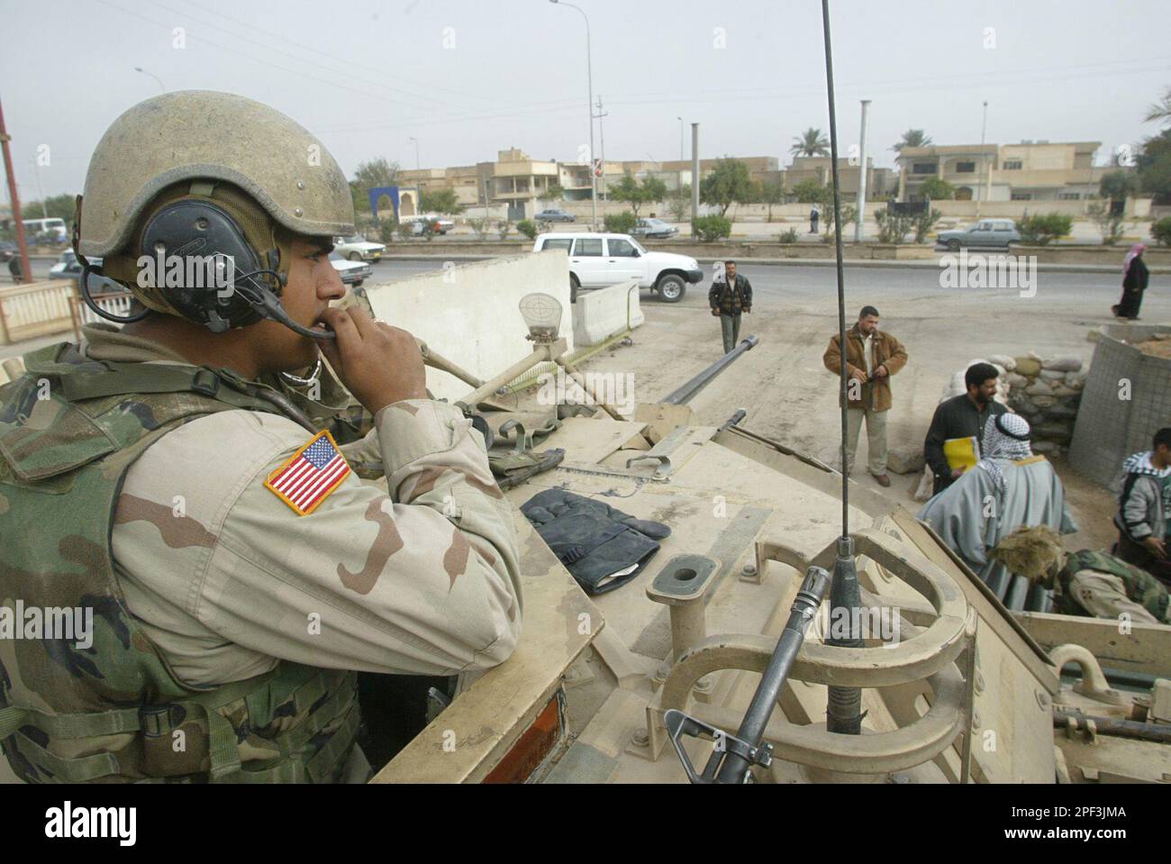 A soldier of U.S. Army's 4th Infantry Division (Task Force Ironhorse ...