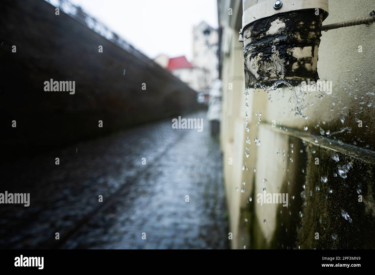 Heavy rain pouring from gutter hi-res stock photography and images - Alamy