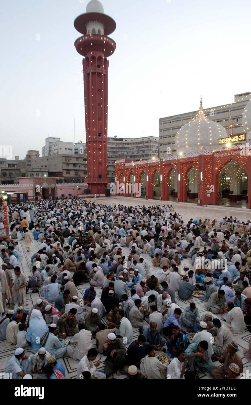 Devoted Pakistani Muslims break their fast at sunset during holy month ...