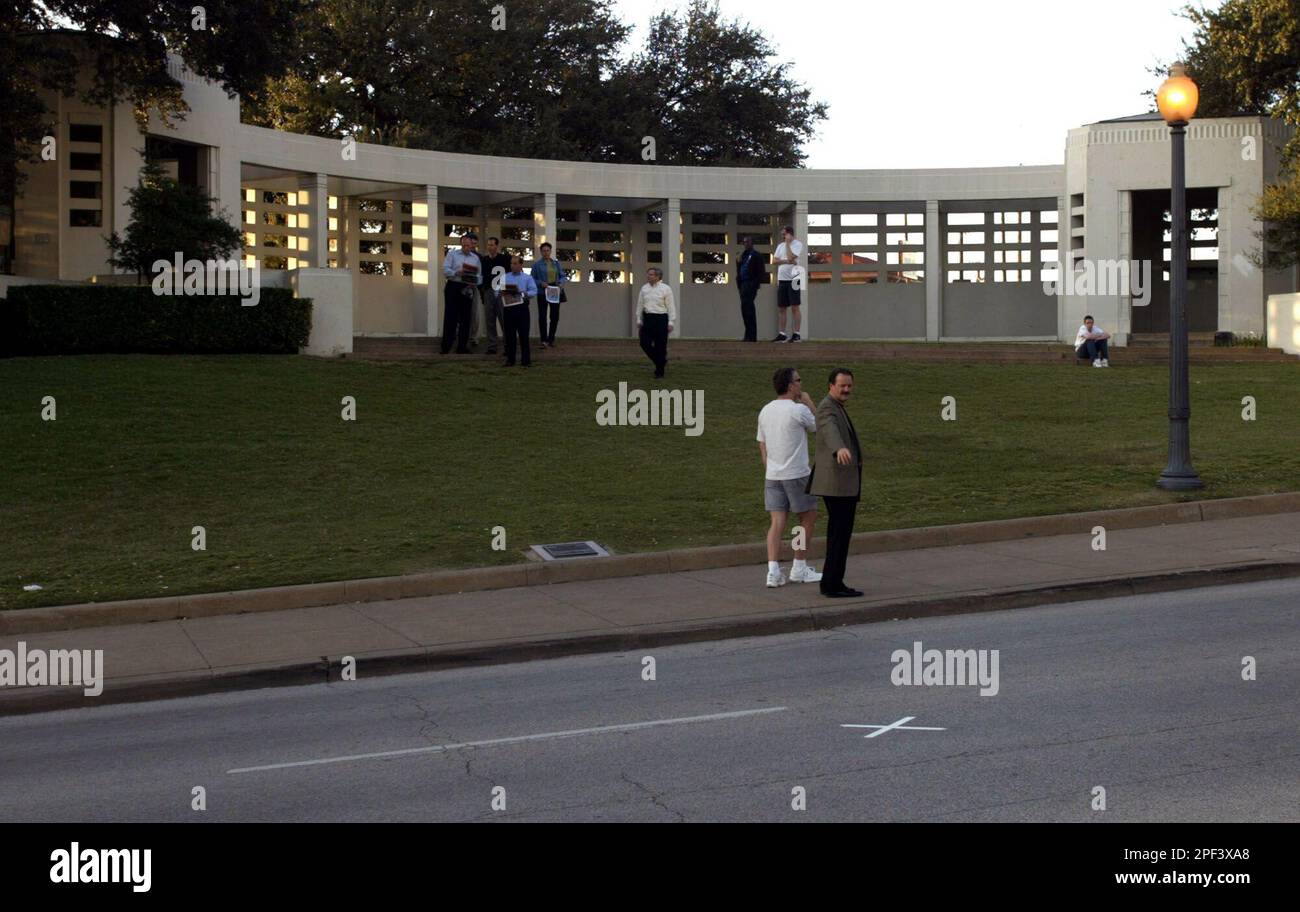 ** ADVANCE FOR WEEKEND, NOV. 15-16 ** A tourtist points to an X on Elm ...