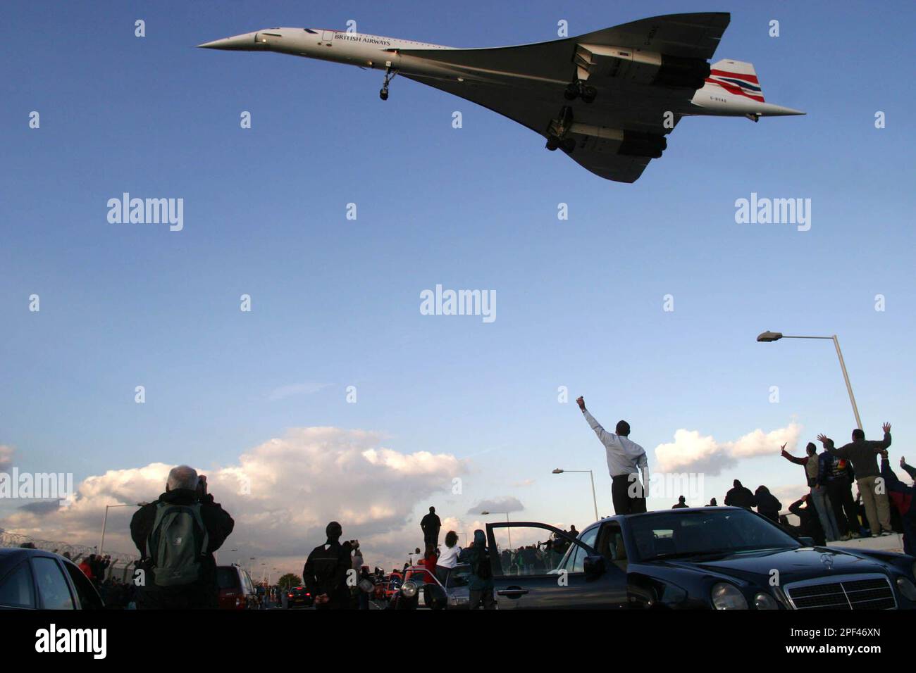 A crowd waves at the 3rd and final British Airways Concorde jet as it ...