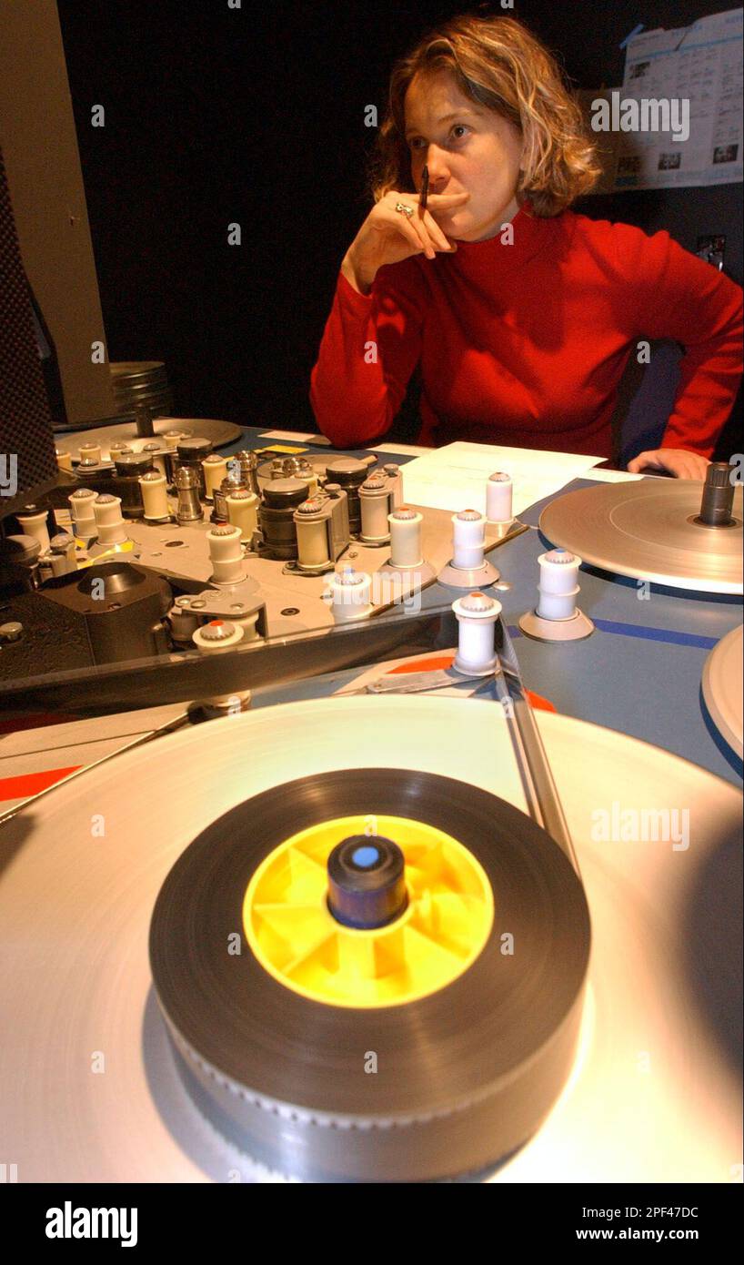 ** ADVANCE FOR MONDAY, OCT. 27 ** Julie Buck, conservator at the ...