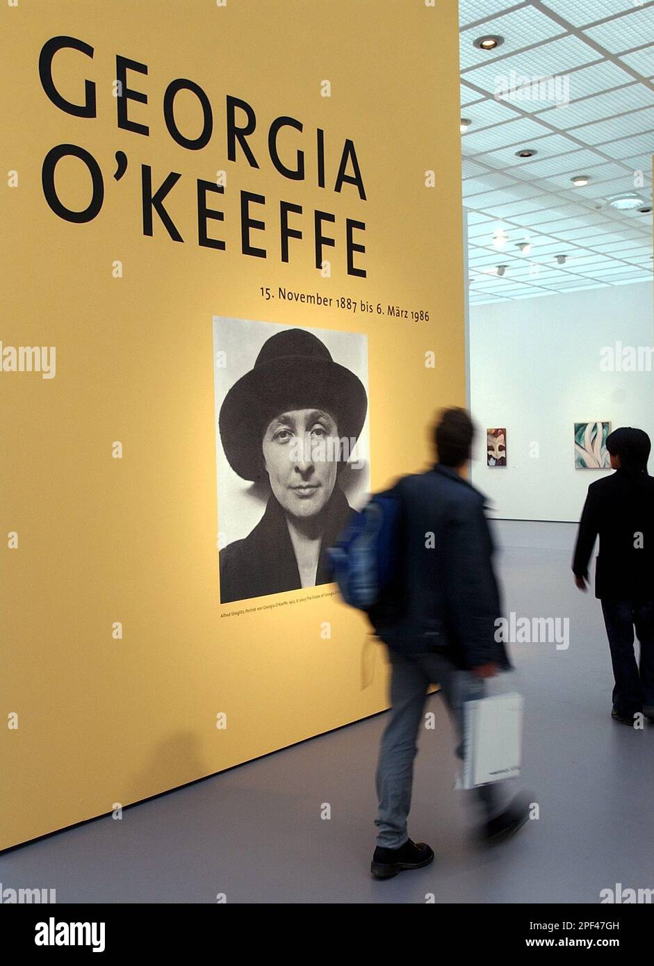 Blick in die Ausstellung von Georgia O'Keeffe mit einem Portrait der ...