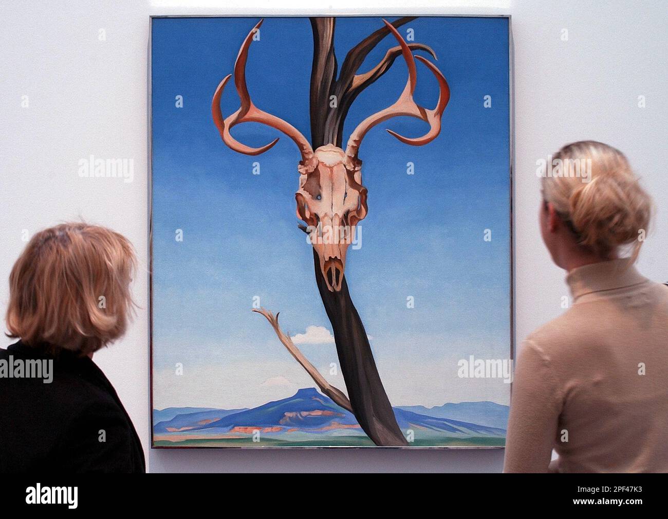 Zwei Frauen betrachten Georgia O'Keeffe's Gemaelde "Deer's Skull with ...