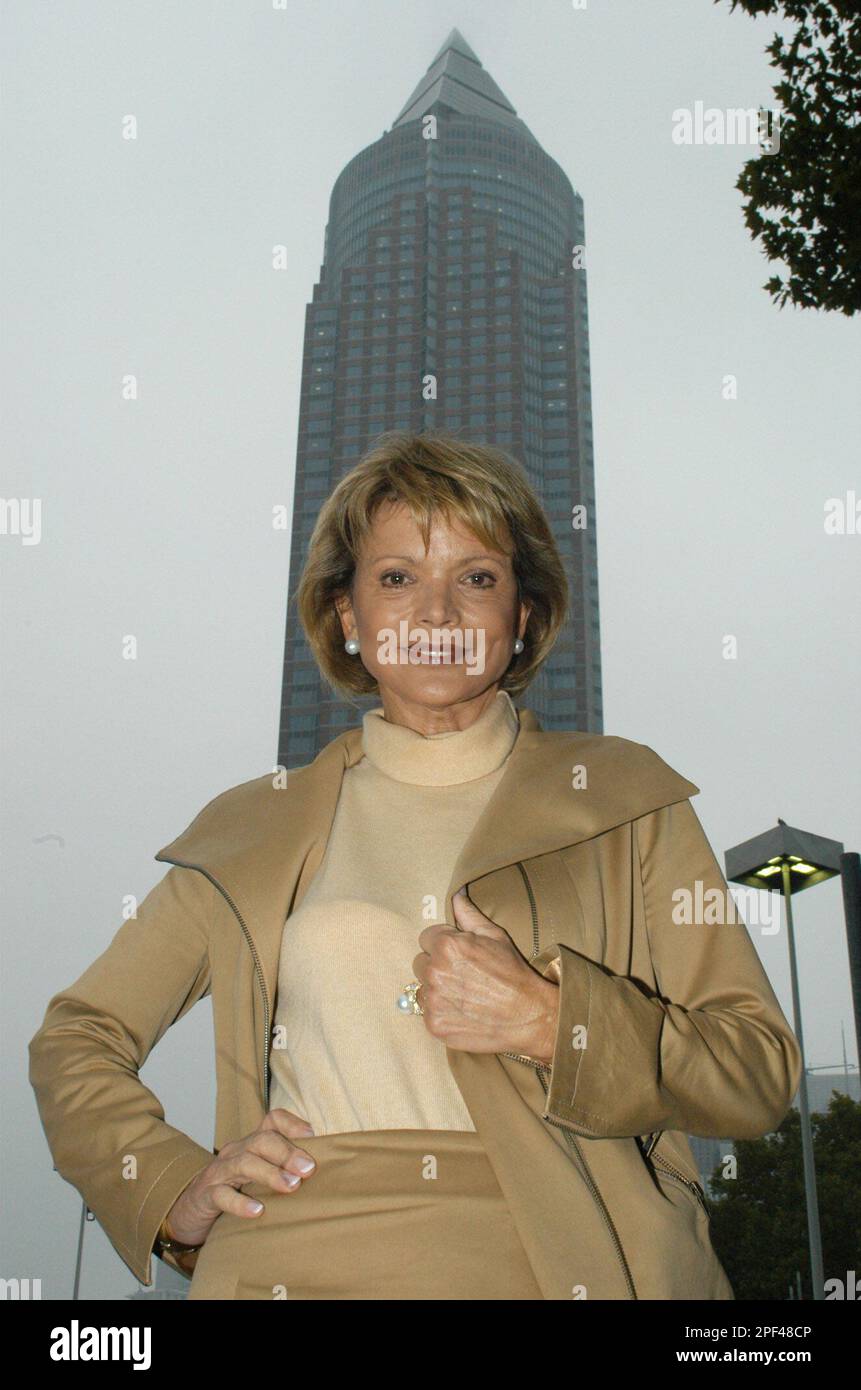 Die Schauspielerin Uschi Glas posiert am Mittwoch, 22. Okt. 2003, vor dem Frankfurter Messeturm ...