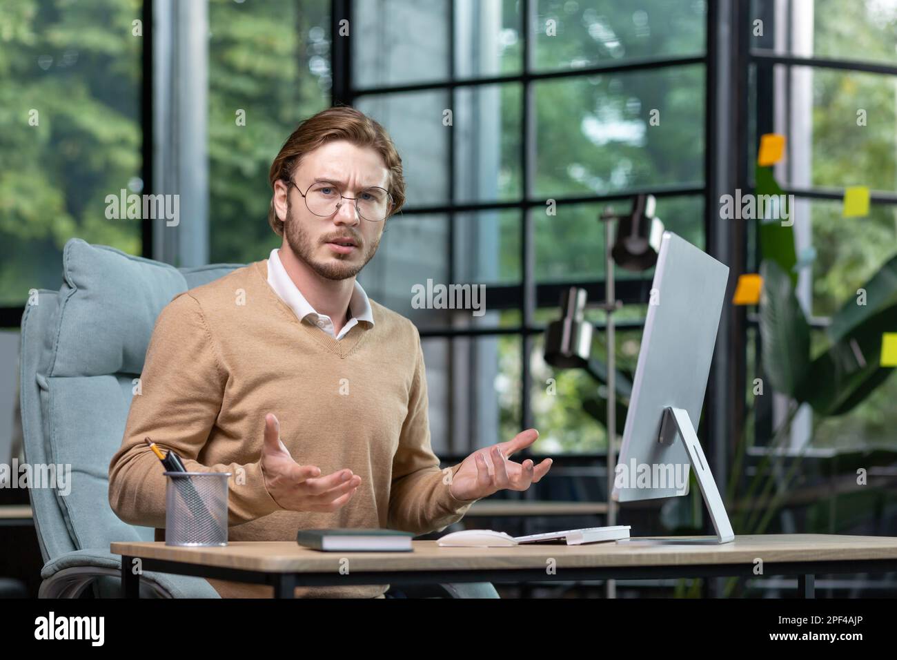 Who looks angrily hi-res stock photography and images - Alamy