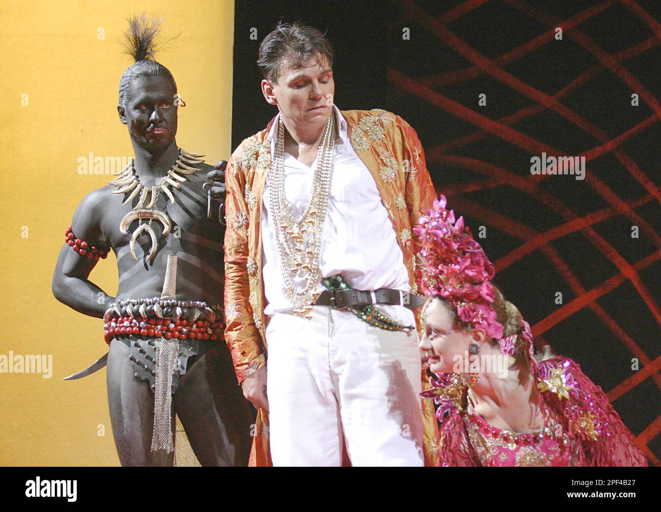 Michael Dangl als Zanga, Peter Scholz in der Rolle des Rustan und ...