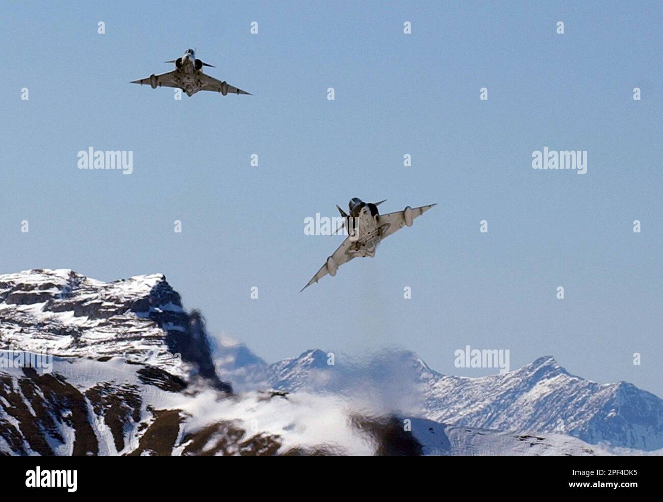Zwei Mirages IIIRS ueberfliegen die Berner Alpen anlaesslich der ...