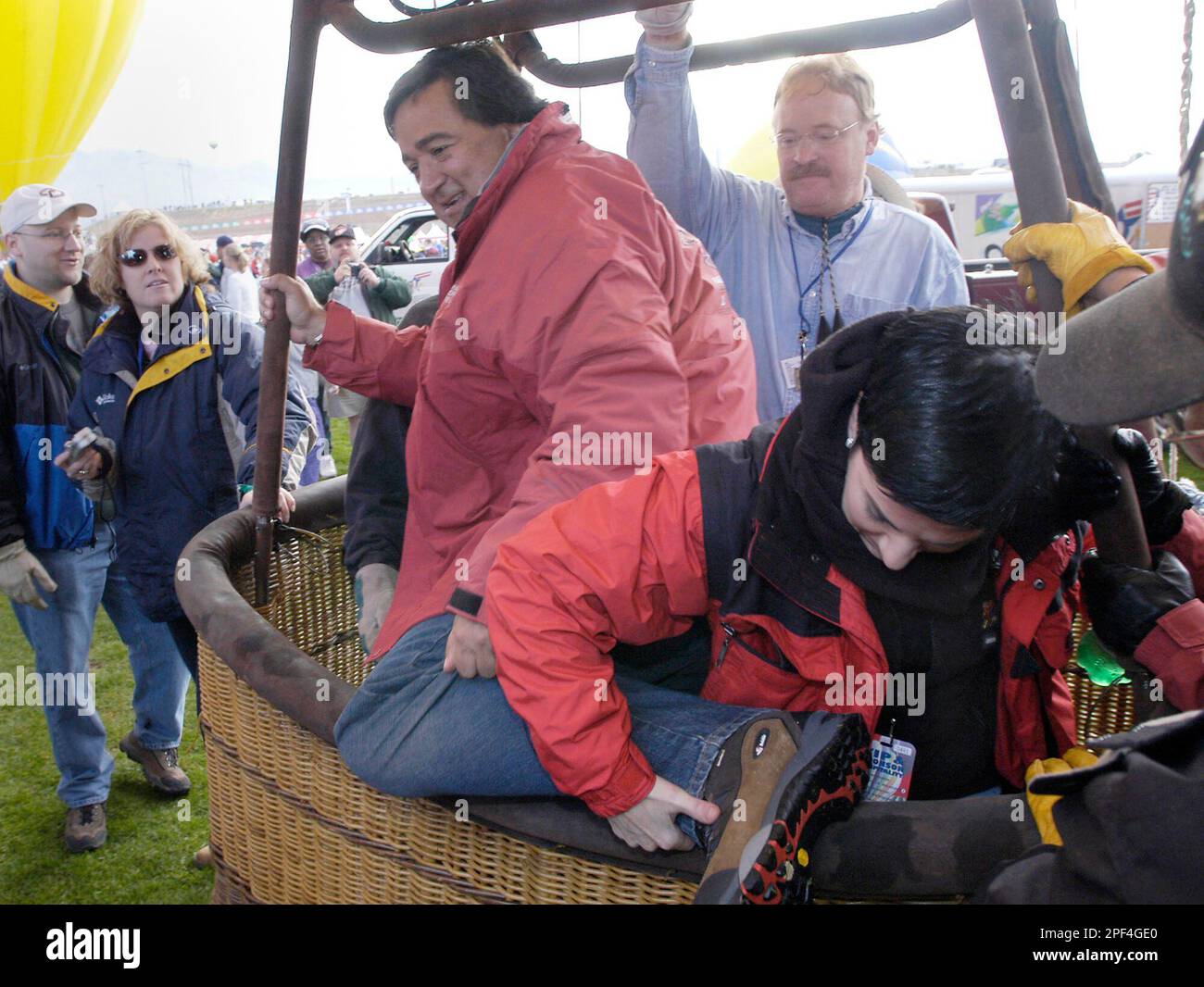 New Mexico Gov. Bill Richardson, left, chuckles as his assistant ...