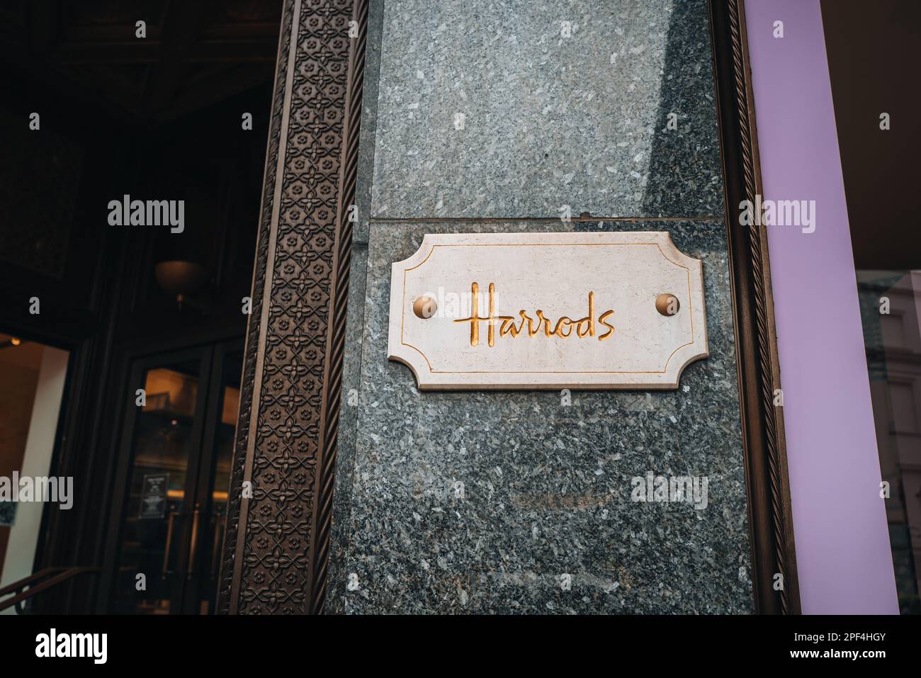 Harrods exterior sign hi-res stock photography and images - Alamy