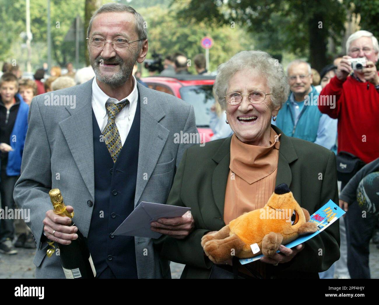 Erika Vosseler, Mutter von Bundeskanzler Gerhard Schroeder, feiert mit ...