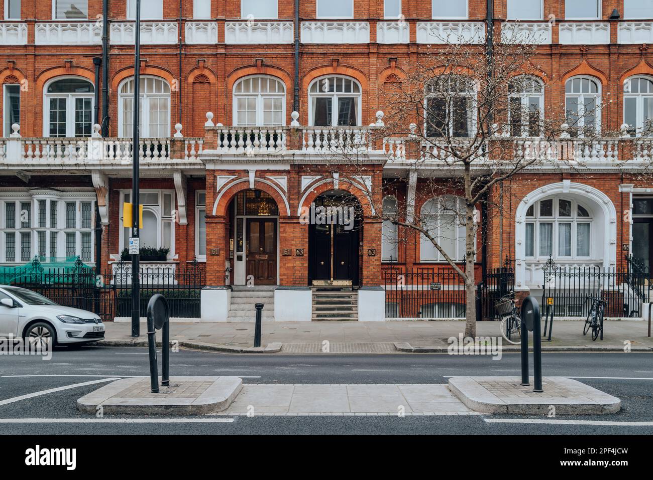 London traditional red brick buildings hi-res stock photography and ...
