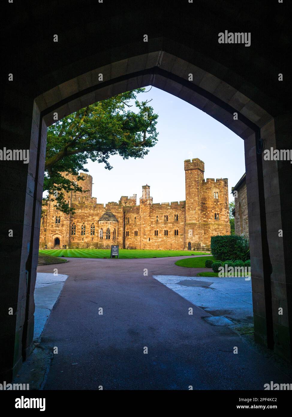 Private castle entrance hi-res stock photography and images - Alamy