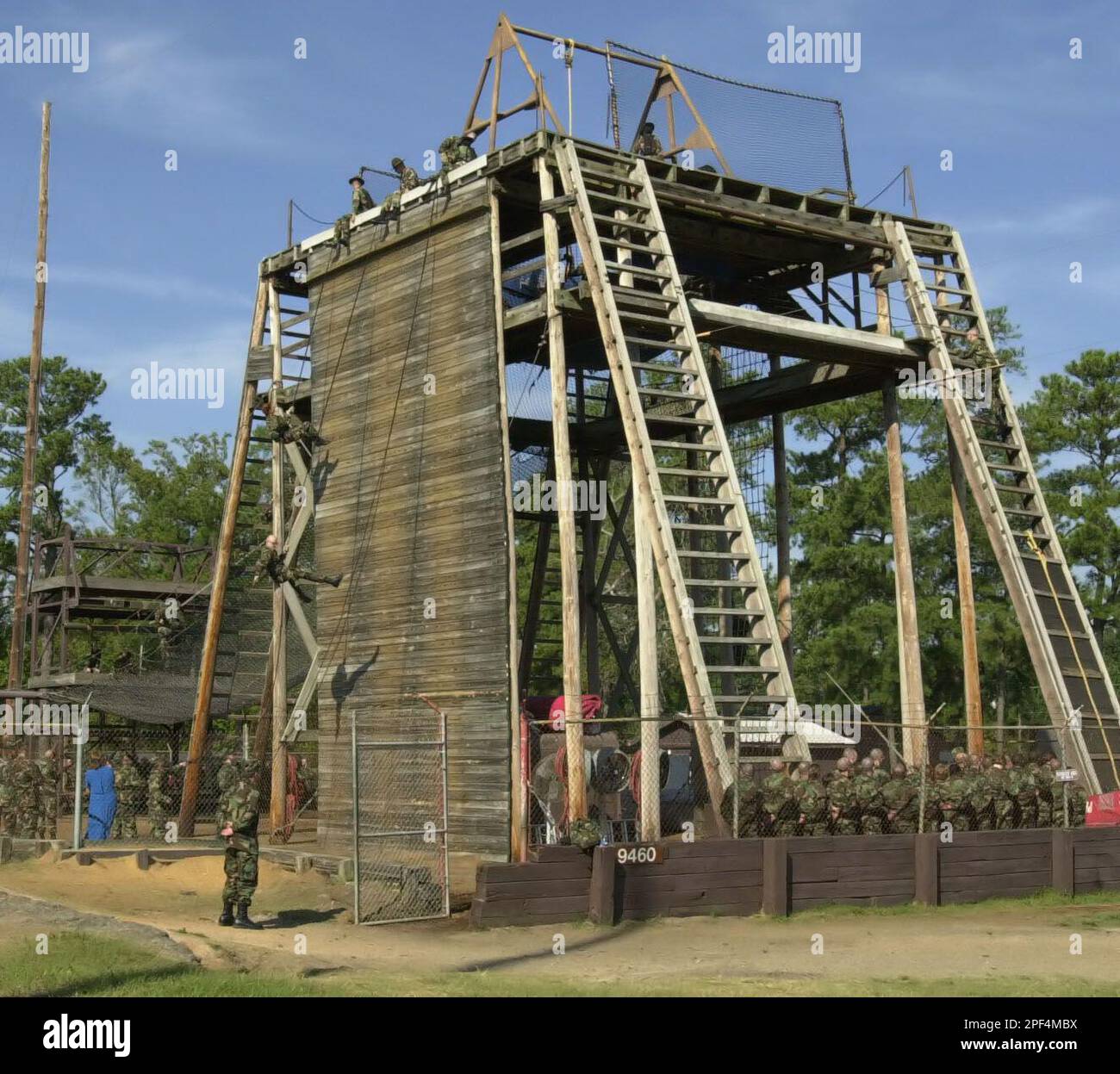 ** ADVANCE FOR MONDAY SEPT. 30 ** Army recruits rappelll from the ...