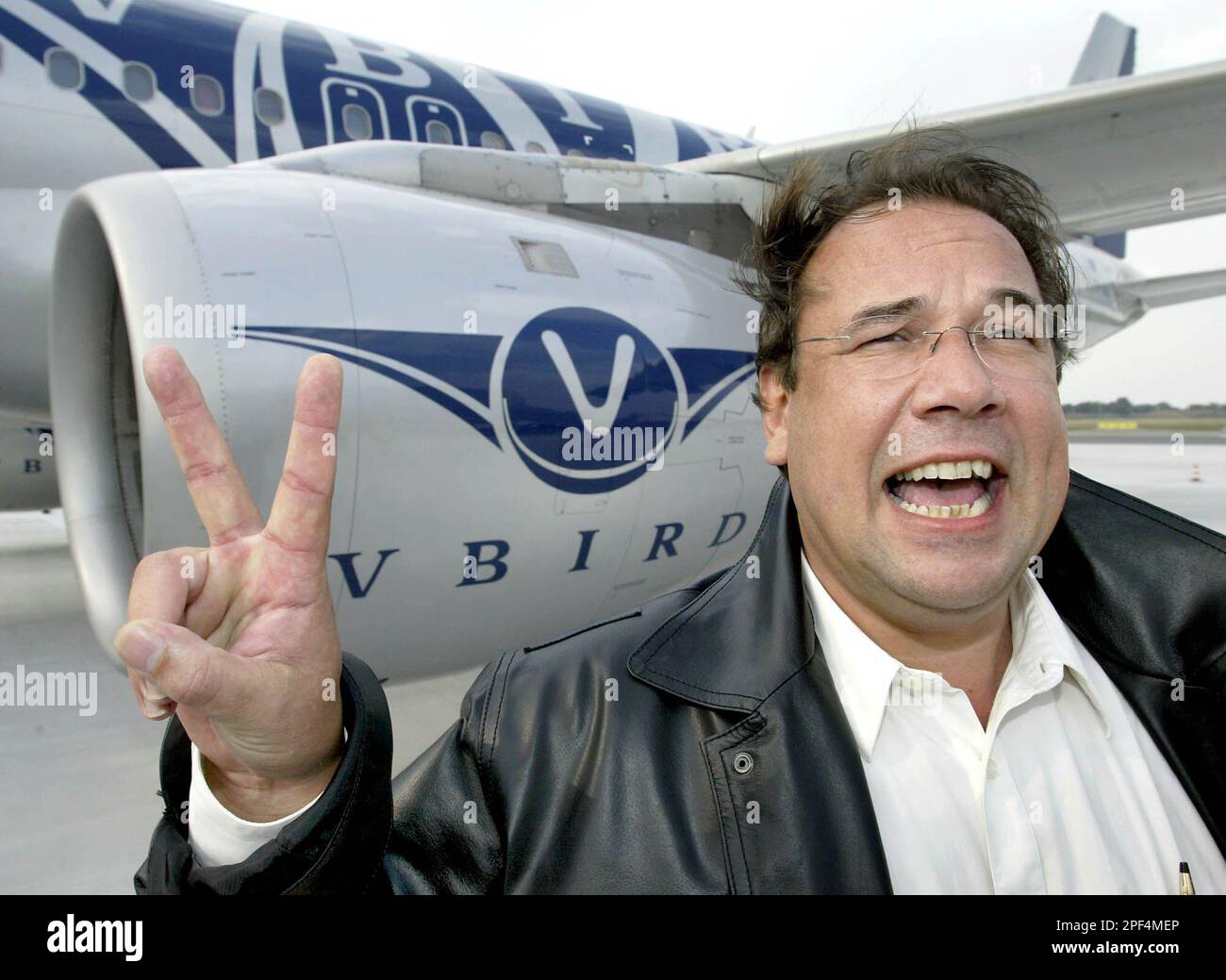 Der Chef der Niederlaendischen Fluggesellschaft VBIRD, Roberto Stinga ...